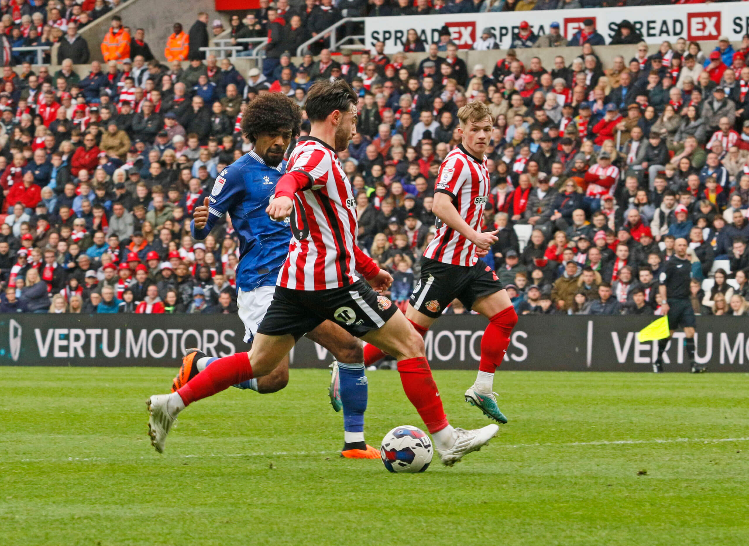Late Roberts stunner keeps Sunderland’s Championship play-off hopes ...